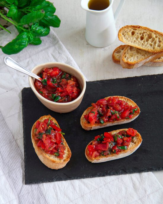 Bruschetta met tomaat en basilicum maken (hét lekkerste recept!)
