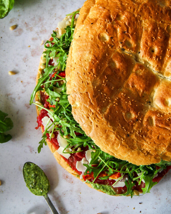 Turks brood met carpaccio & pestomayonaise | Sharing recept