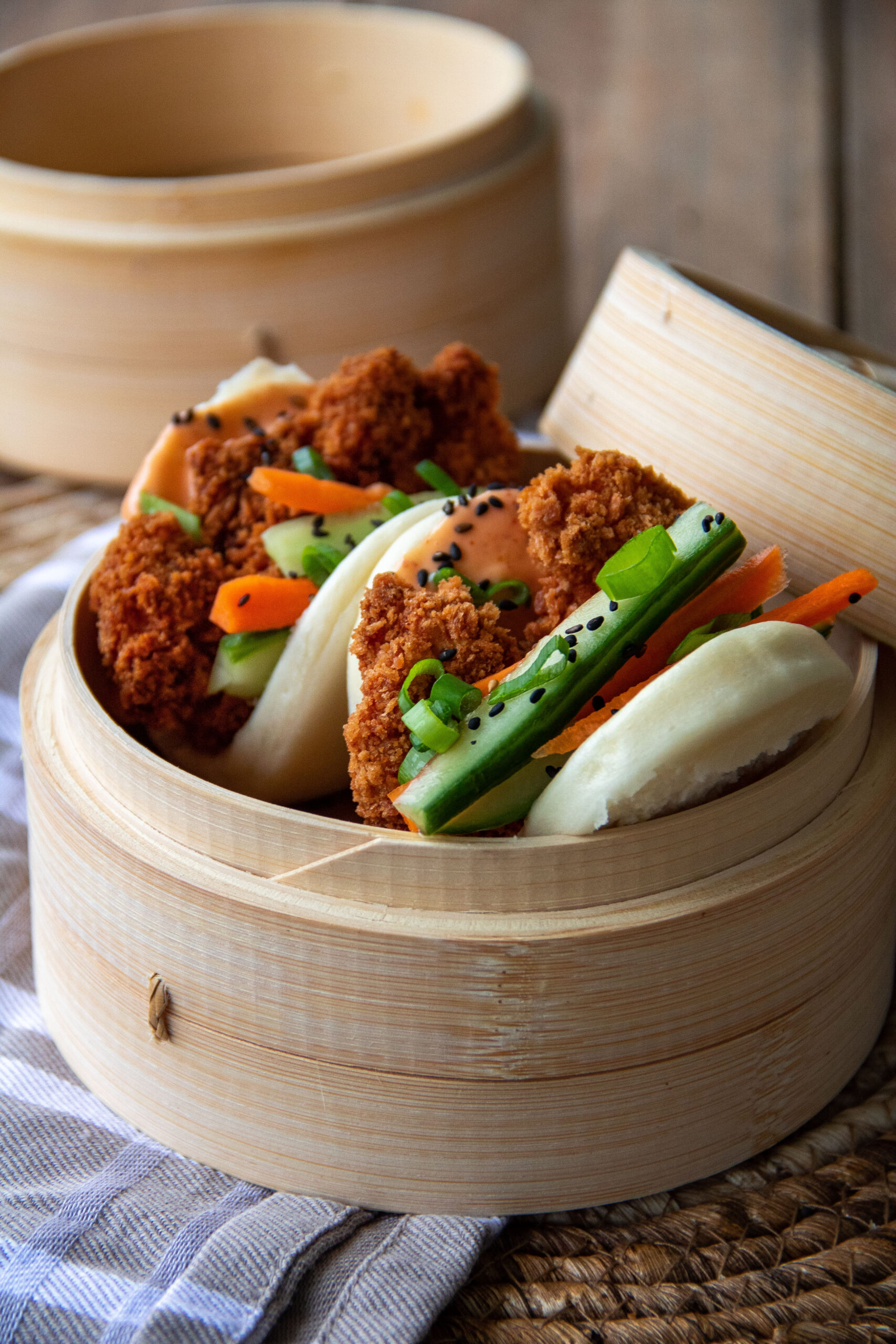 Mini bao buns met fried chicken, srirachamayo & zoetzure groenten